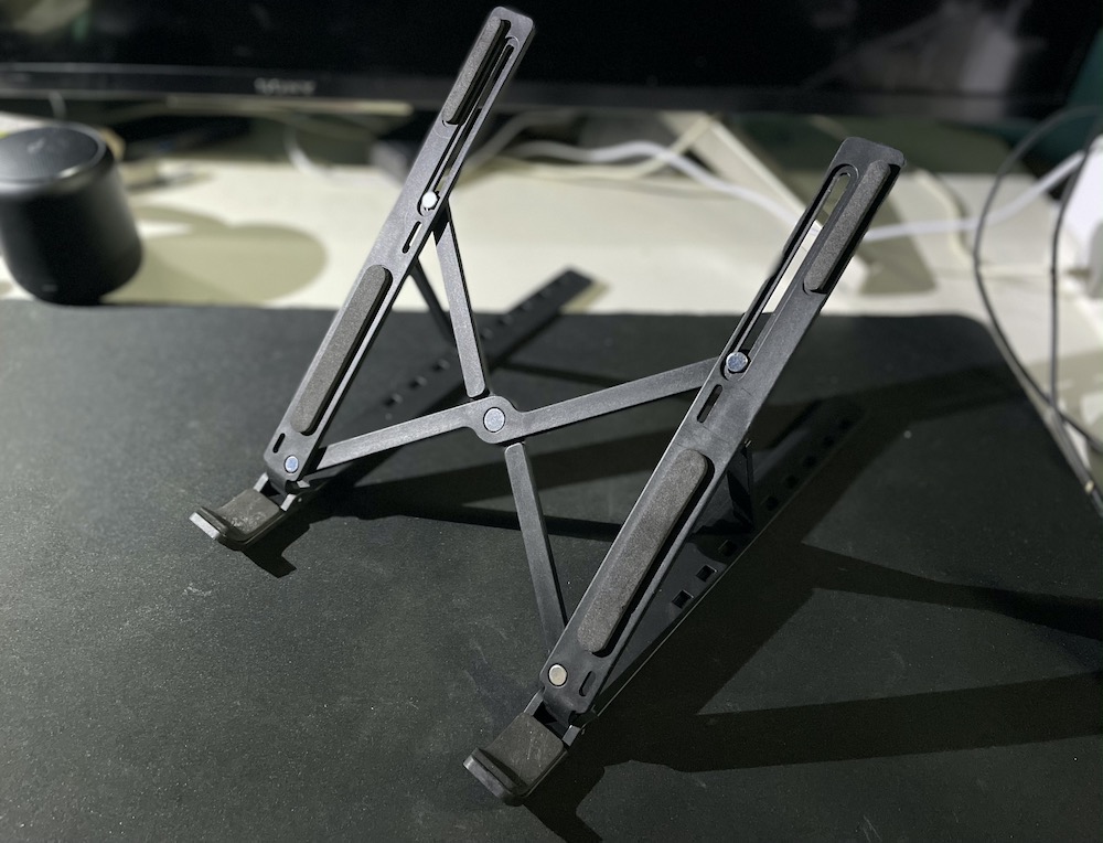 330円で購入ができる3COINSのノートパソコンスタンドをレビュー - ヒロアレーナ